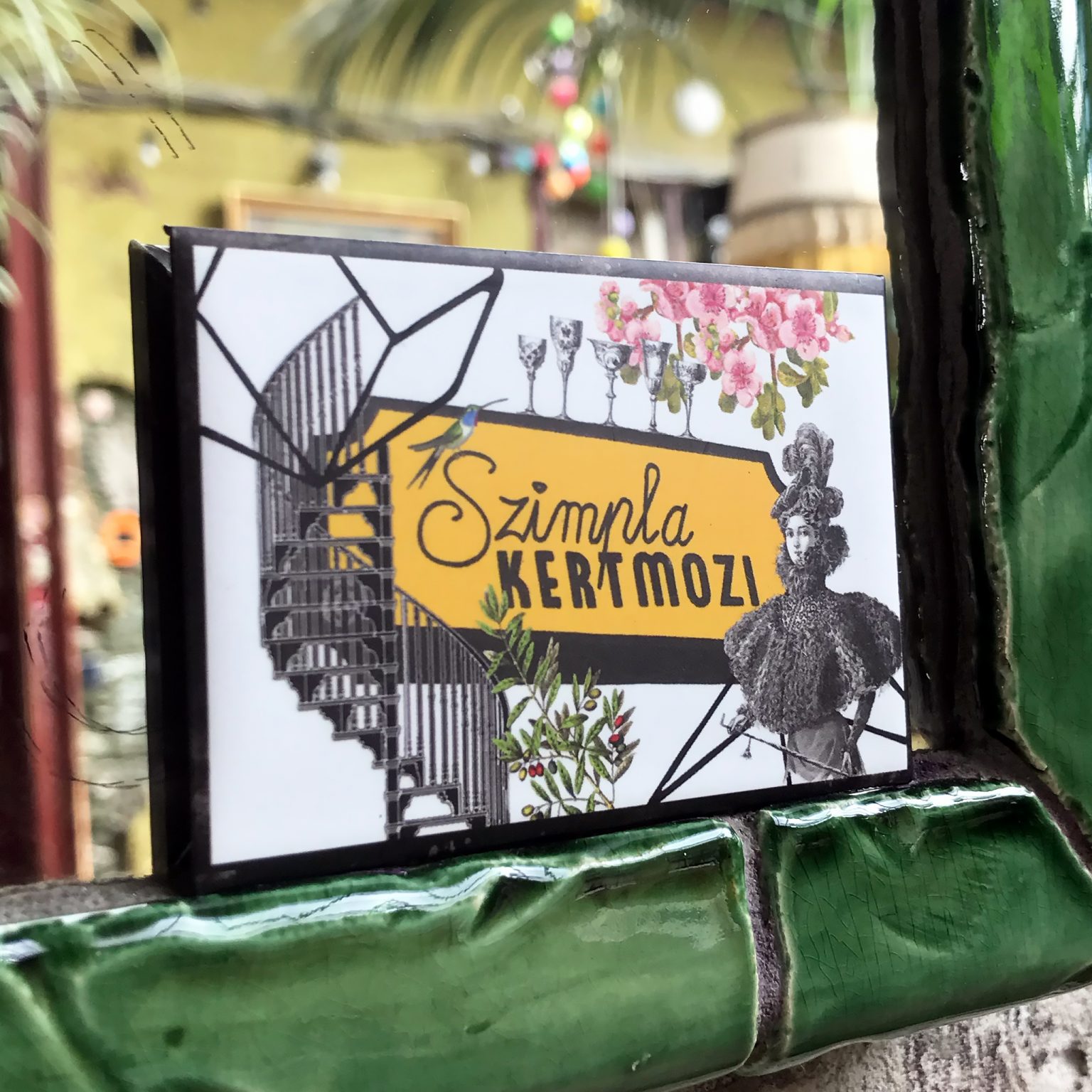 Szimpla Kert hölgy hűtőmágnes - szimpladesign.com